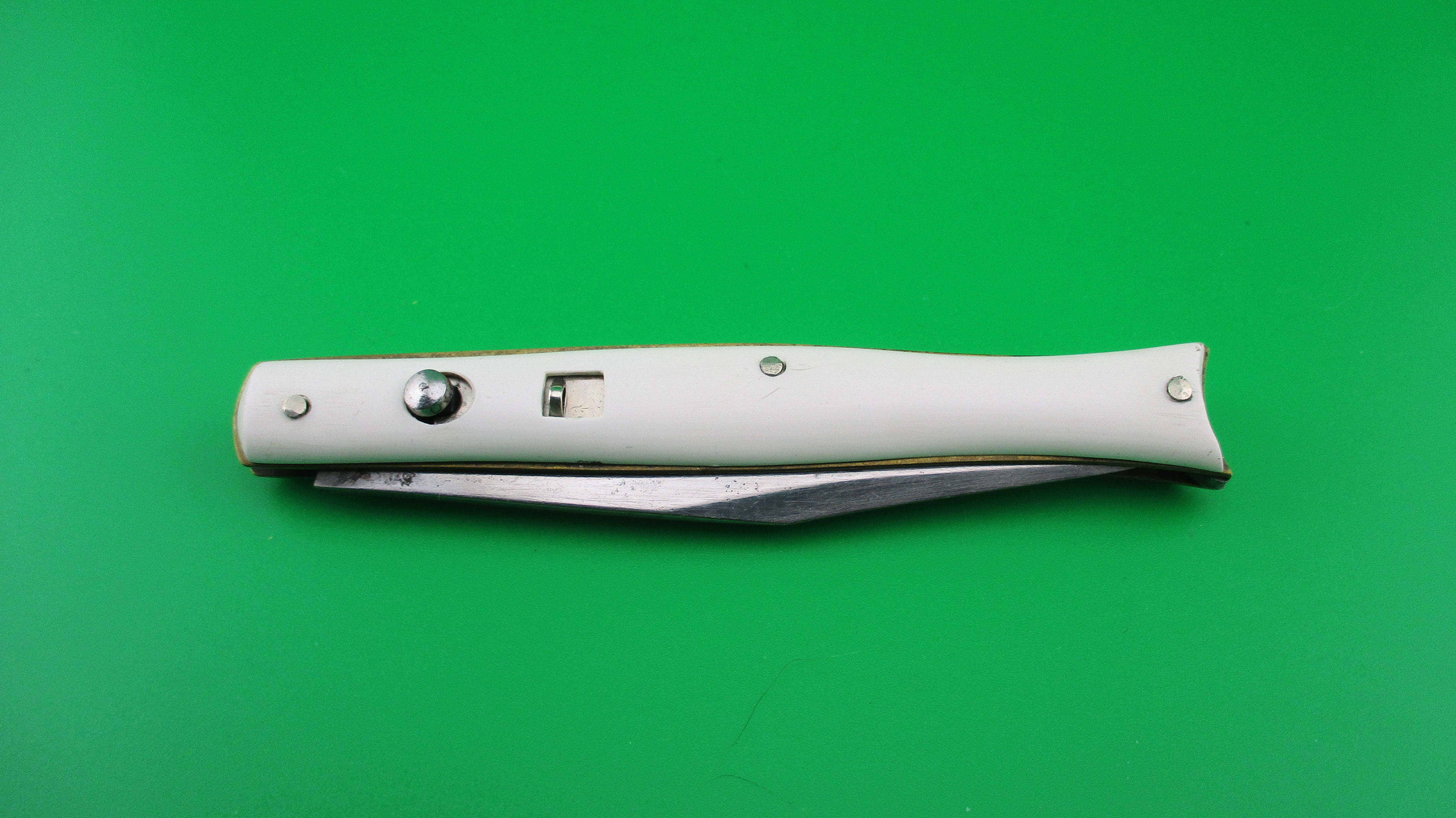 Edgemaster Fishtail 1950s White synthetic handles vintage switchblade ...